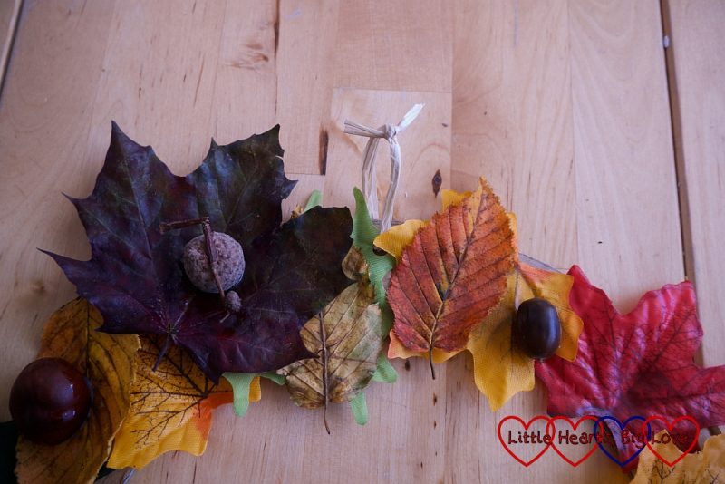 Creating an autumn wreath - a simple preschooler craft - Little Hearts ...