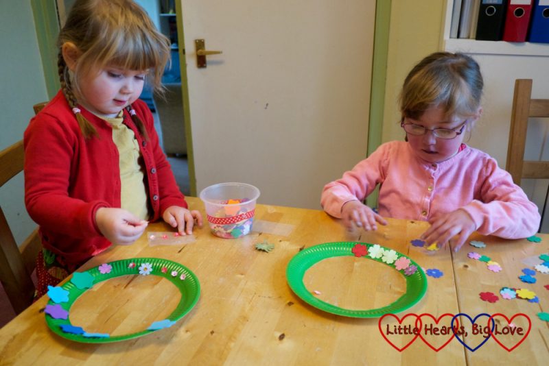 Paper plate flower wreaths - a simple craft for preschoolers - Little ...