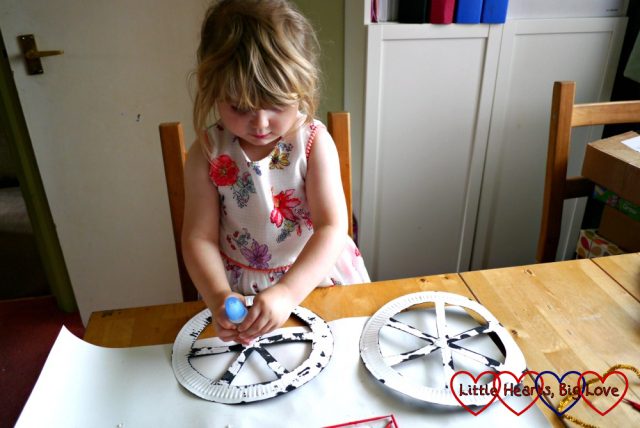 A simple Tour de France inspired bicycle craft for preschoolers ...