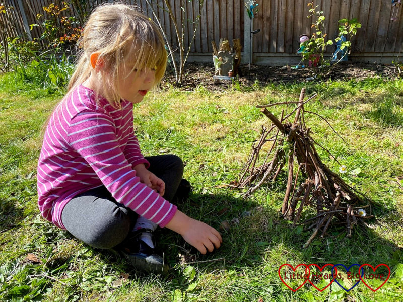 Outdoor learning: making a toy den - Little Hearts, Big Love
