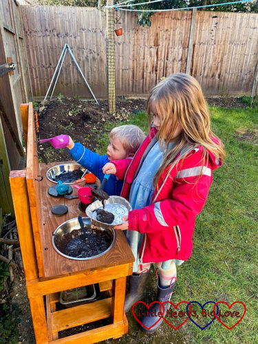 Messy outdoor play with our new mud kitchen - Little Hearts, Big Love